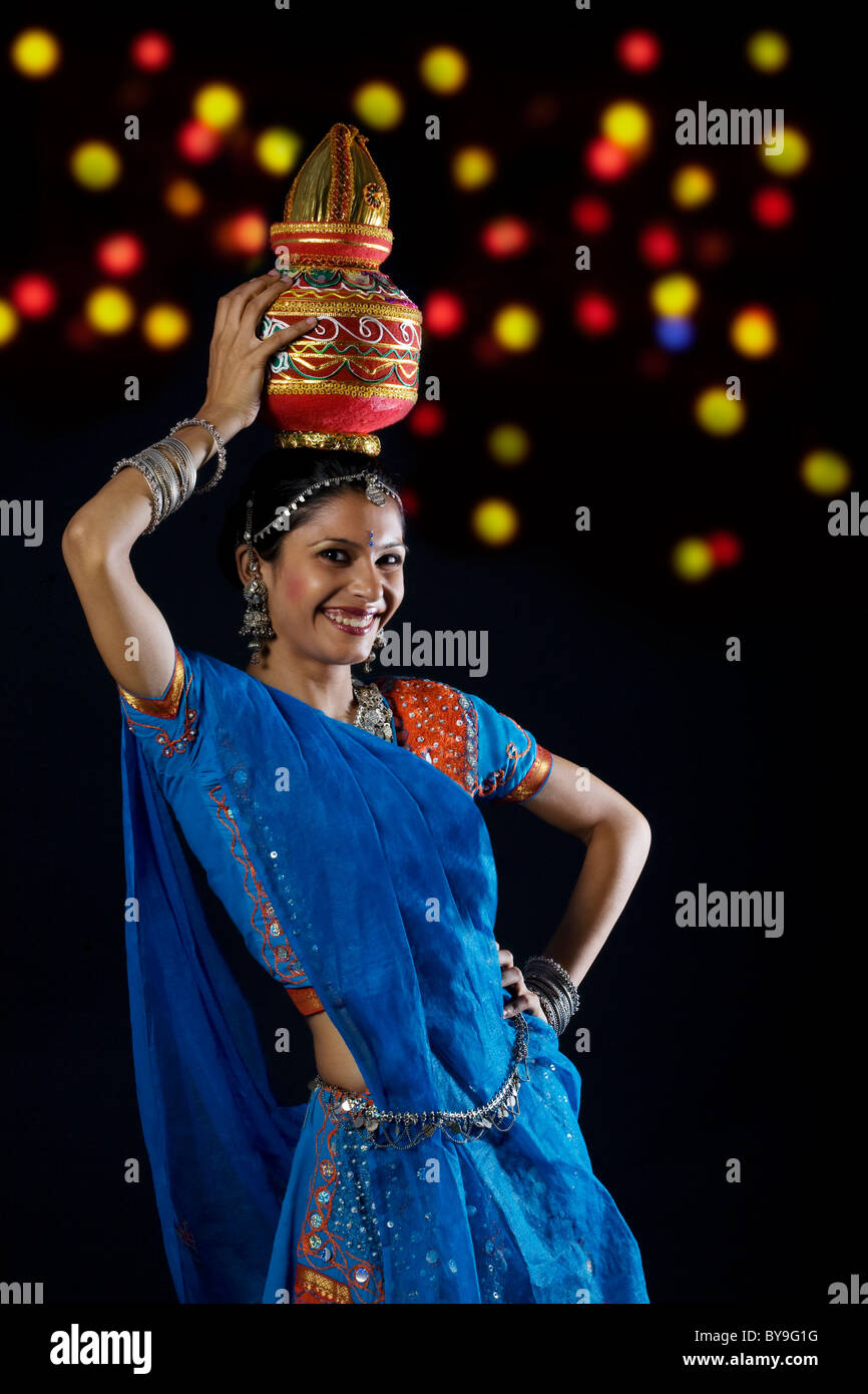 Femmes kalash Banque de photographies et d’images à haute résolution ...