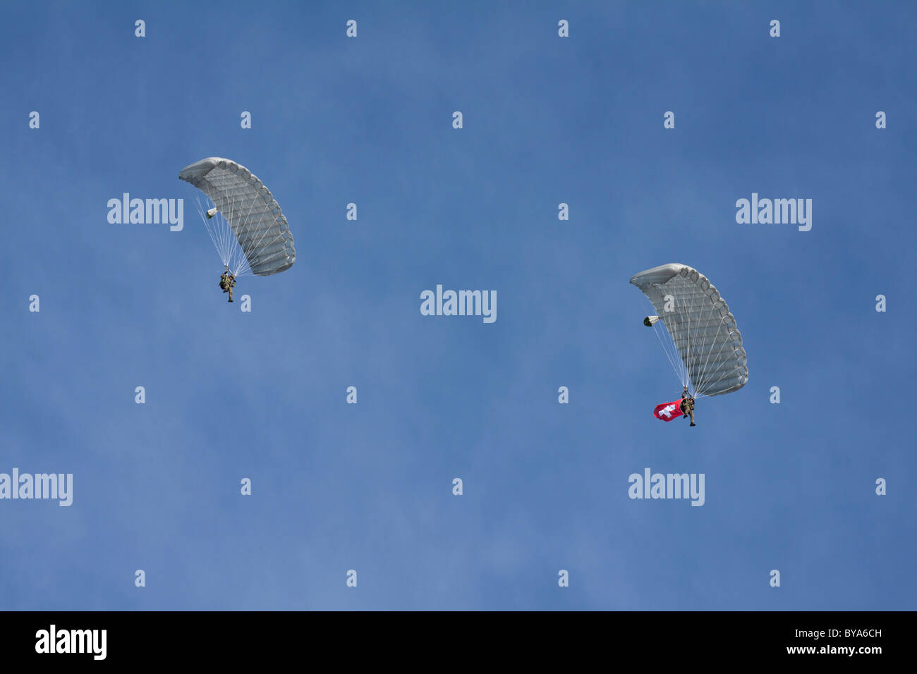 Parachutistes de l'armée suisse avec drapeau suisse, mountain-air show ...