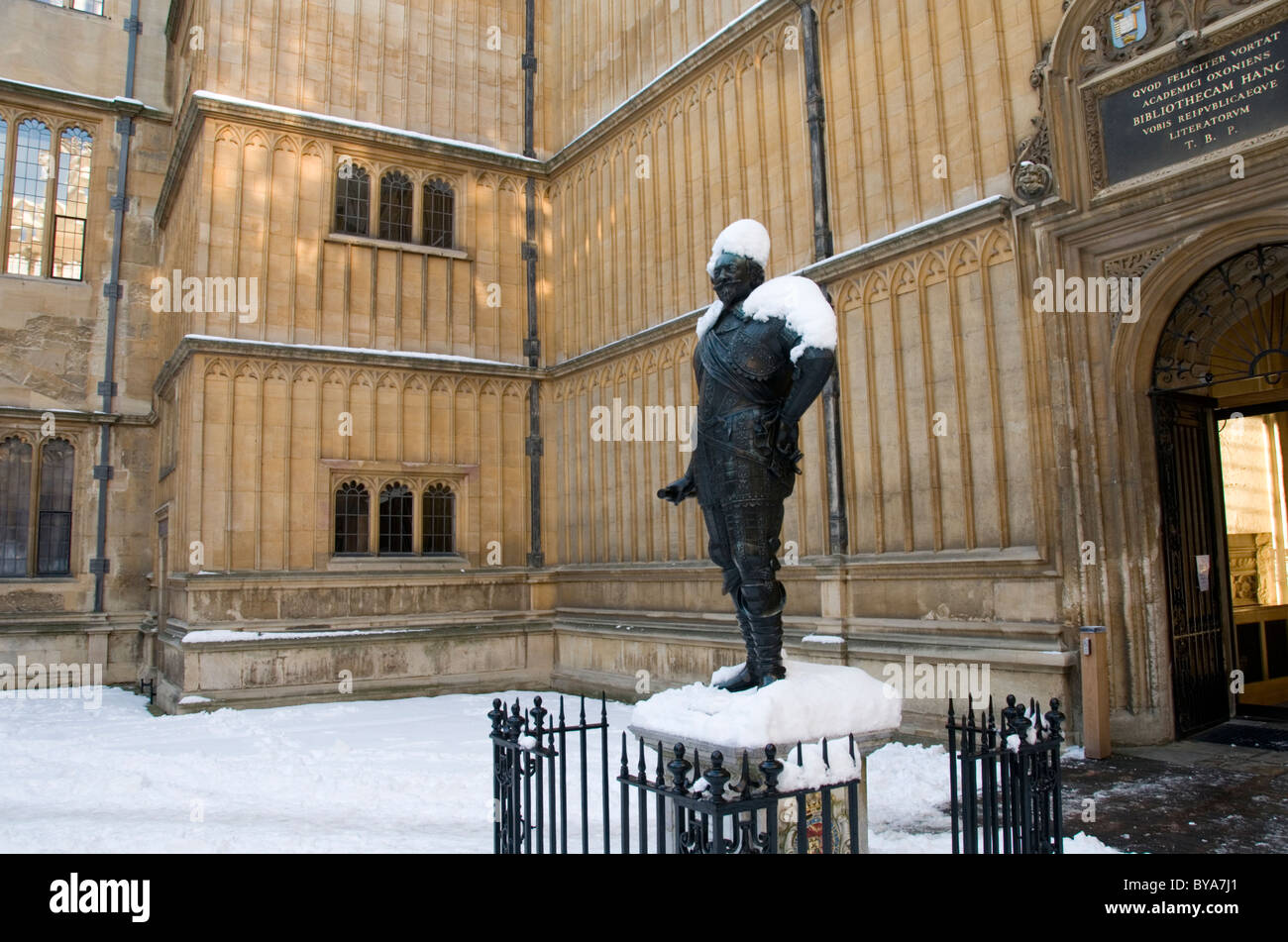 Bodleian library statue oxford Banque de photographies et d’images à ...