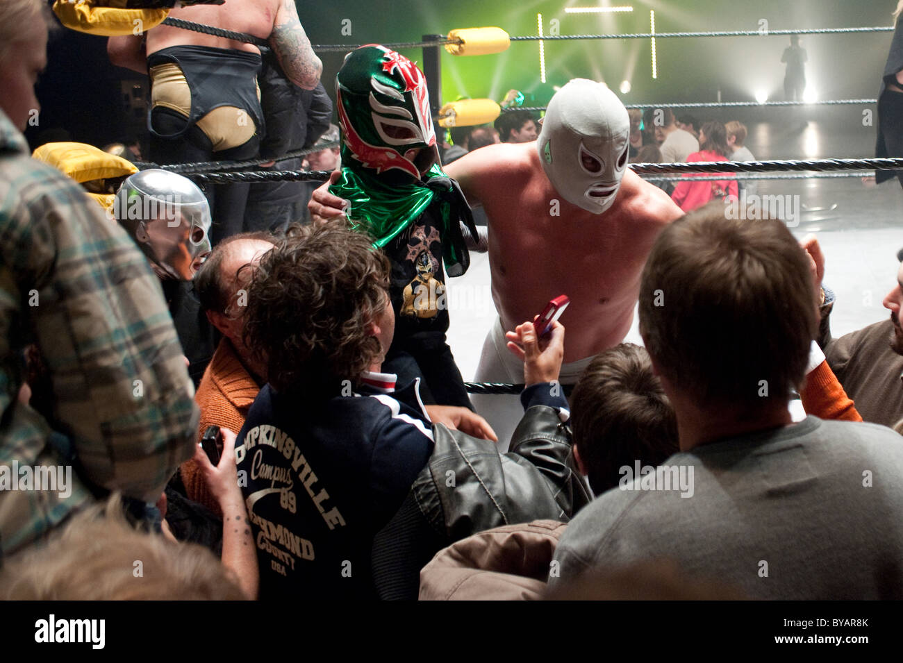 Luchador (catcheur mexicain) posant pour une photo avec les fans Belges ...