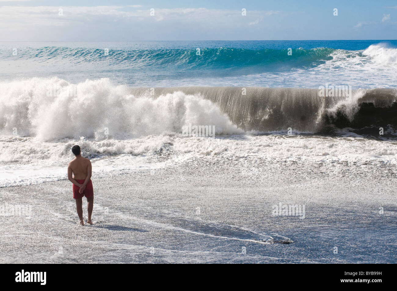 Homme debout en face d'une vague géante, La Palma, Canary Islands ...