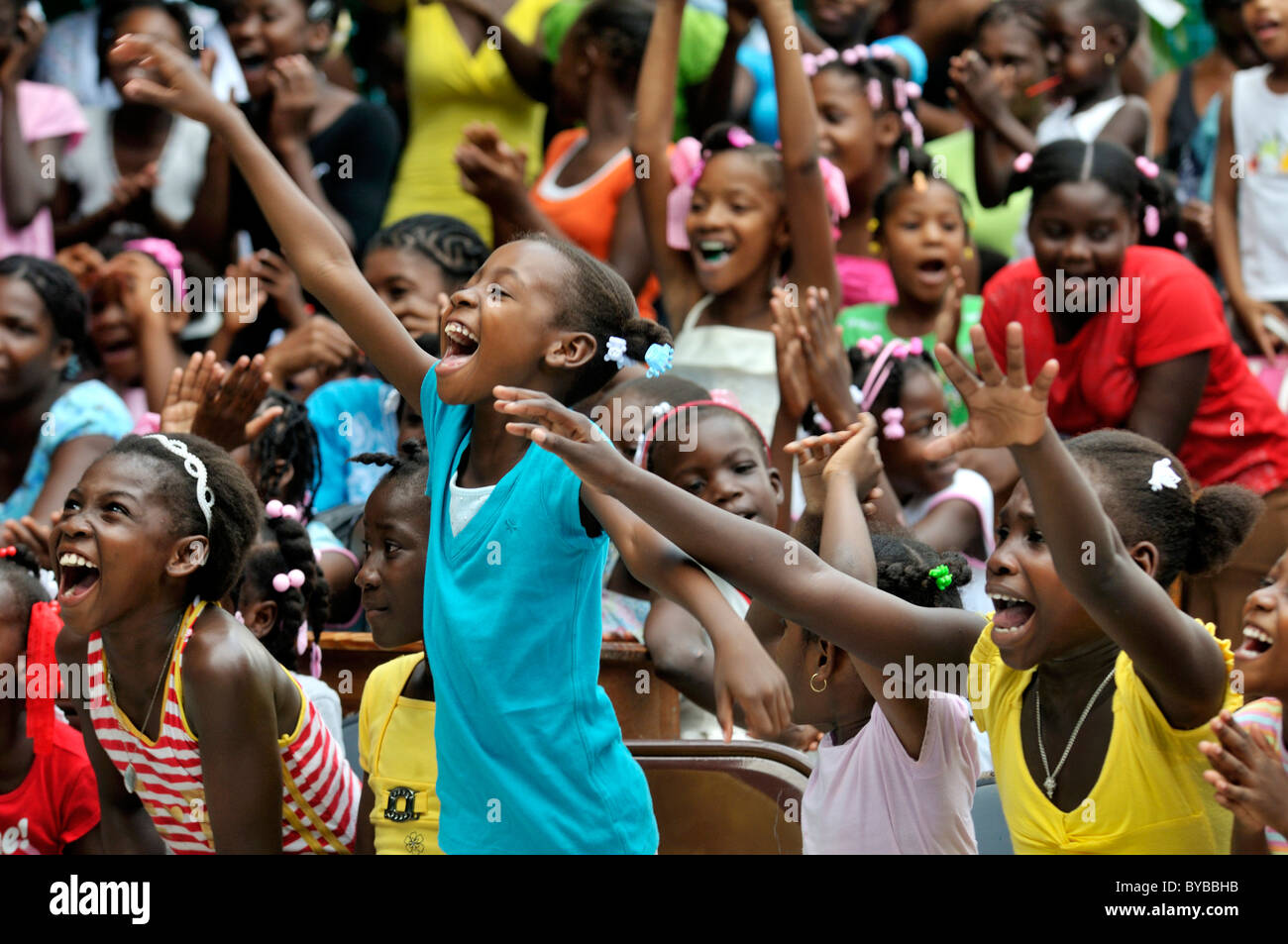 Encourager les enfants durant une pièce de théâtre à l'école, Petit ...