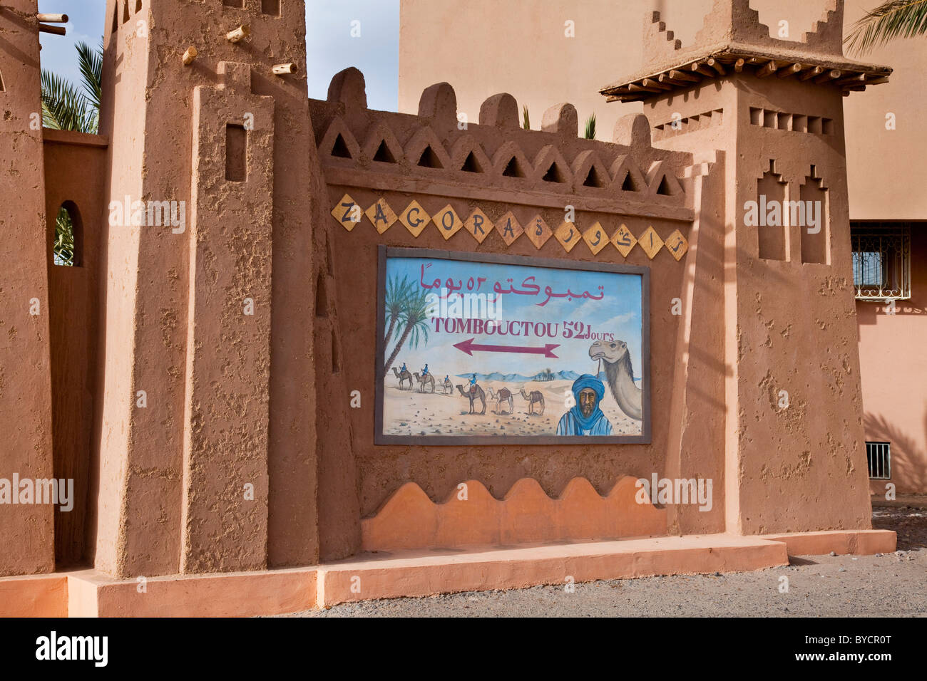 Une route célèbre signe indiquant la distance à Tombouctou à Zagora ...