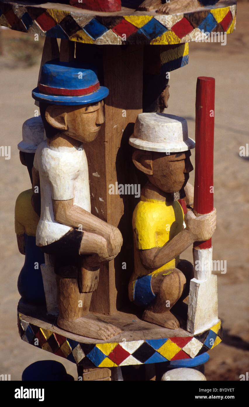 Sculpture funéraire peinte de Mahafaly ou malgache, stèle ou totem ...
