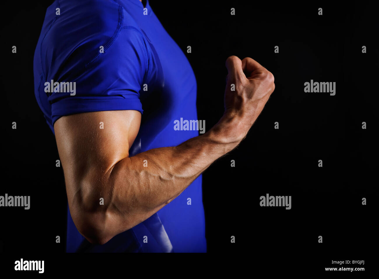 Les muscles du bras flexion athlète masculin Photo Stock - Alamy