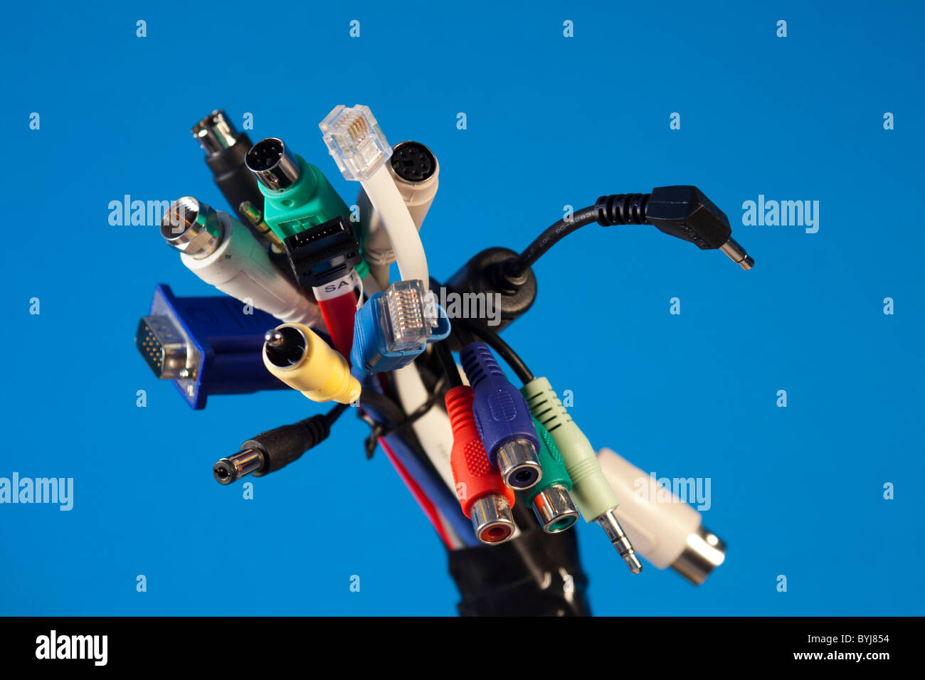 Un ensemble de différents types de connecteurs électroniques Photo ...