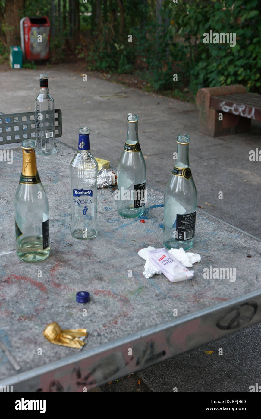 Bouteilles de vodka vides Banque de photographies et d’images à haute ...