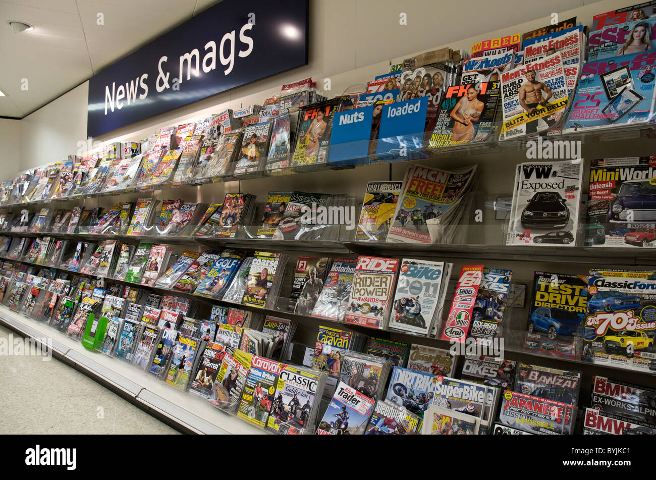 Intérieur de grand magasin montrant la vaste gamme de marchandises ...