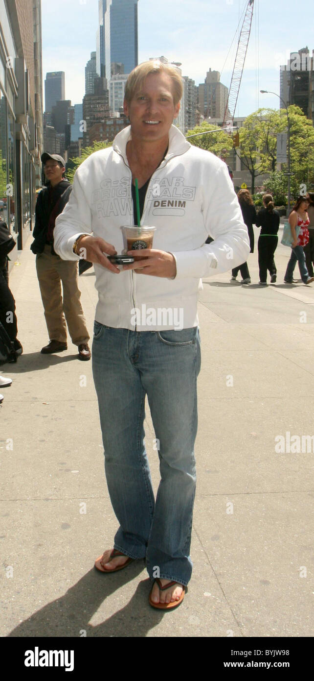 ABC News anchor météo Champion Sam promenades à travers midtown avec un ...