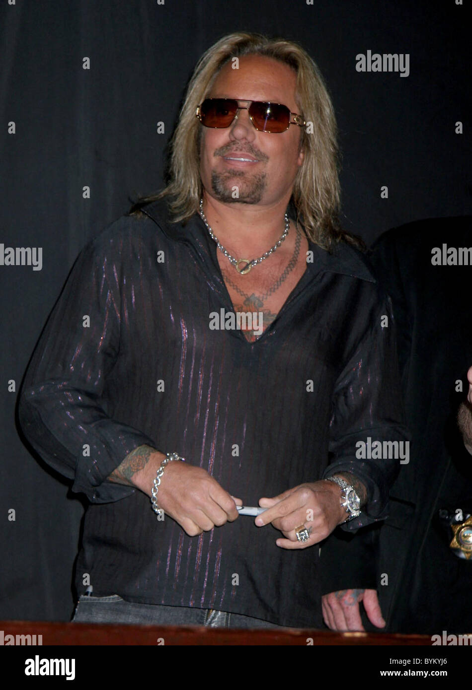 Vince Neil Vince Neil donne deux de ses costumes de scène de Motley ...