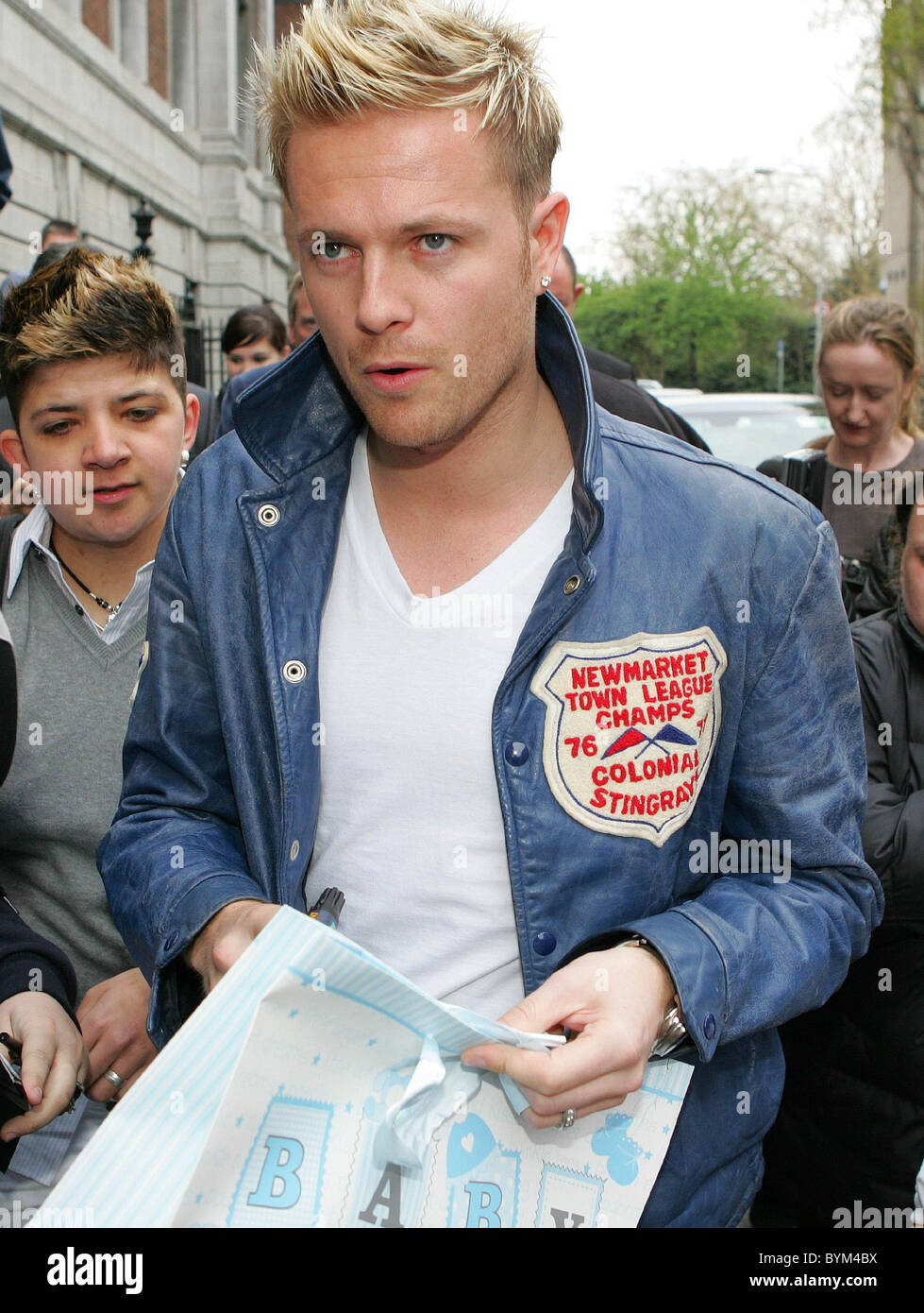 Nicy Byrne arrive avec des fleurs d'Holles Street hôpital pour visiter ...