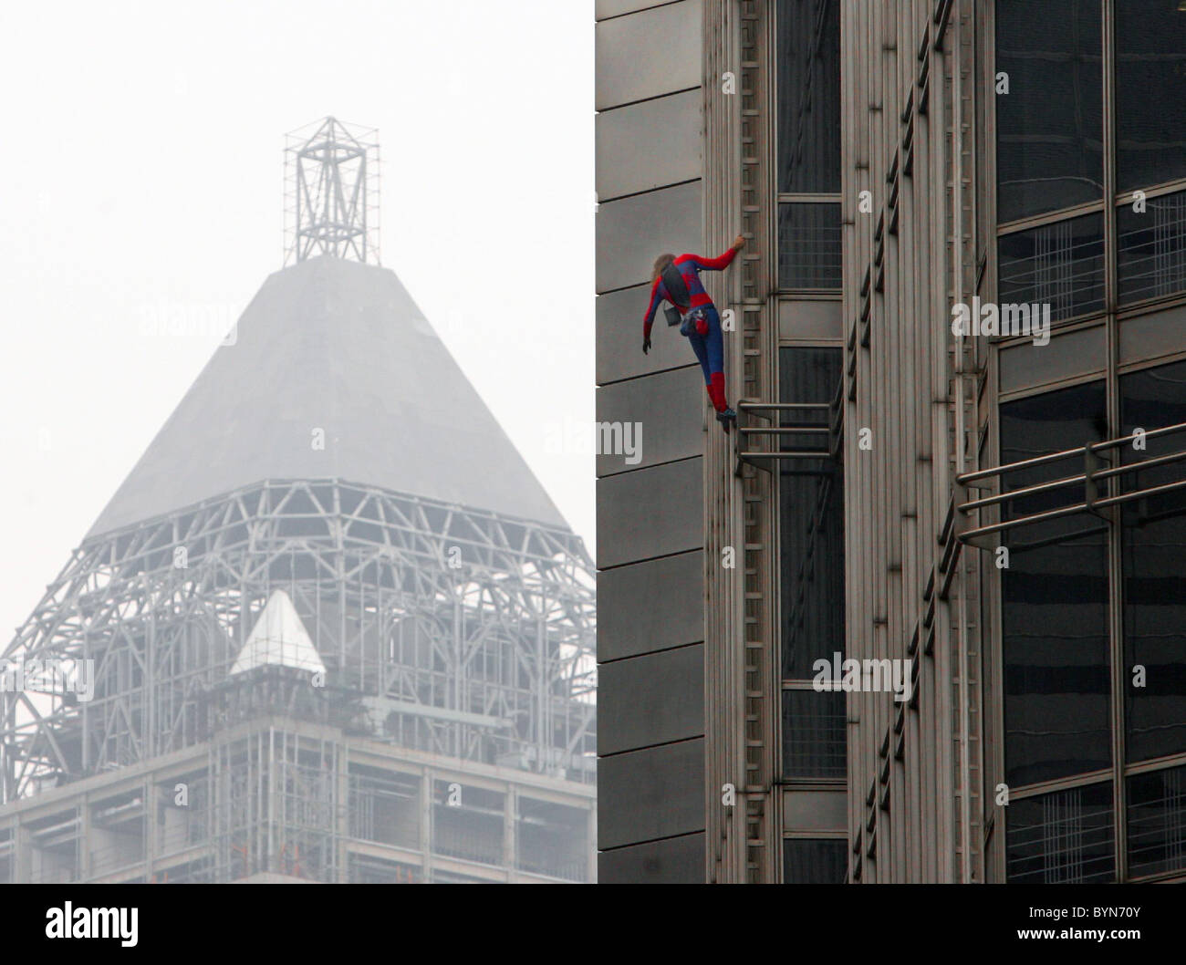 ACTION HERO ABSEILER une vie réelle Spider-Man grimpe la tour Jin Mao ...