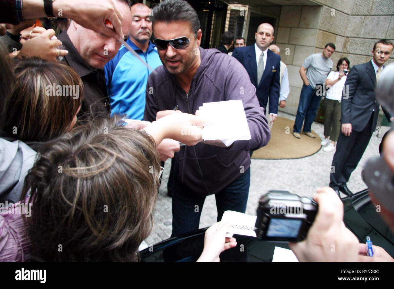 George Michael quitte l'hôtel Four Seasons sur son chemin vers l ...