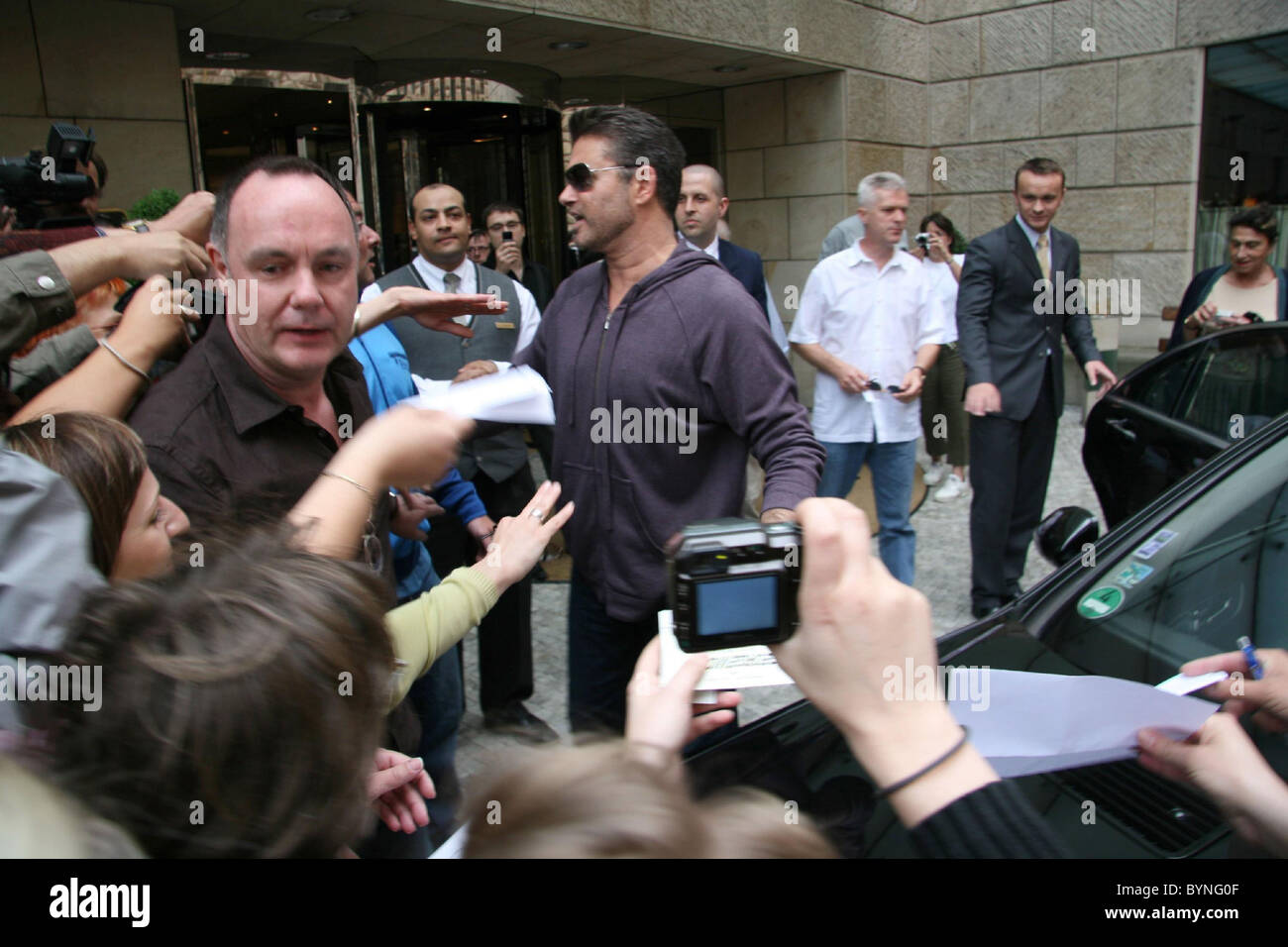 George Michael quitte l'hôtel Four Seasons sur son chemin vers l ...