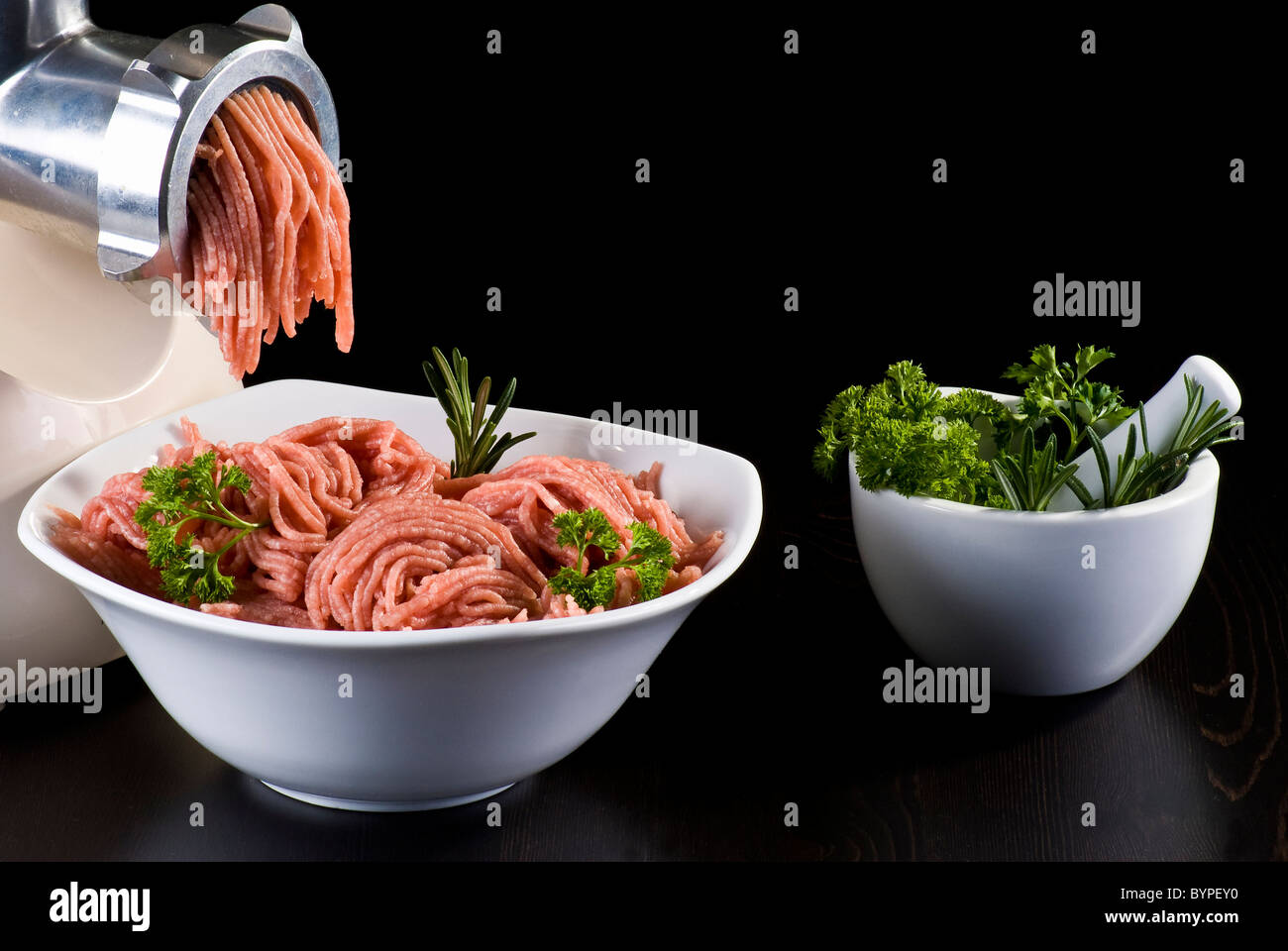 Bol de viande hachée avec hachoir à viande électrique, mortier et pilon ...