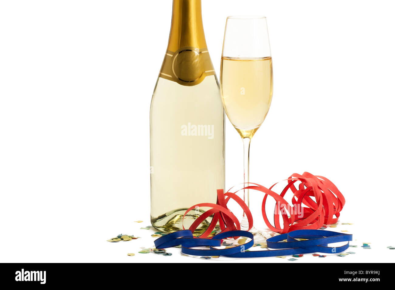 Verre de champagne avec les éruptions et les confettis devant une ...