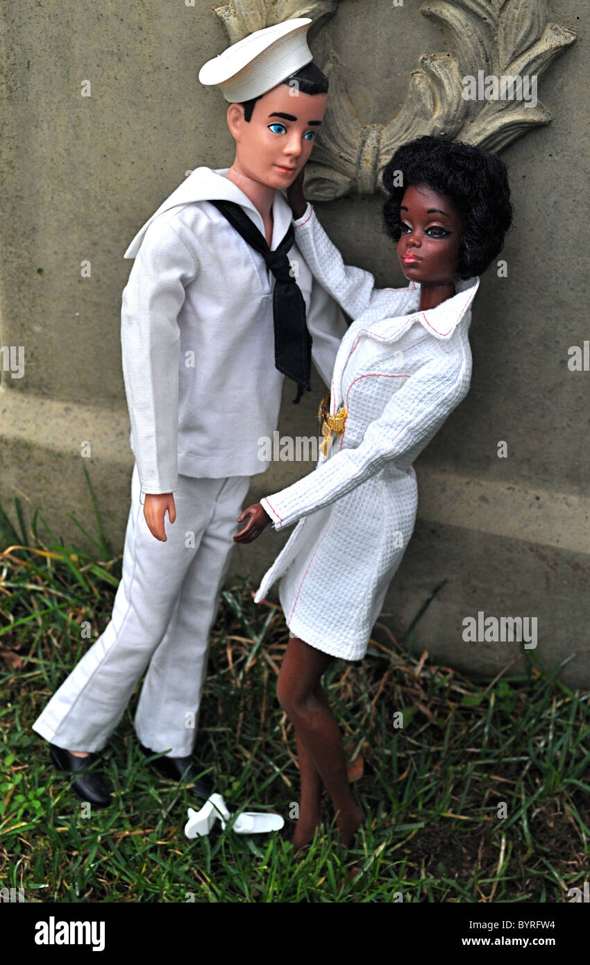 Vintage Barbie, petit ami Ken doll. 1962 posés avec Barbie amie, Julia ...