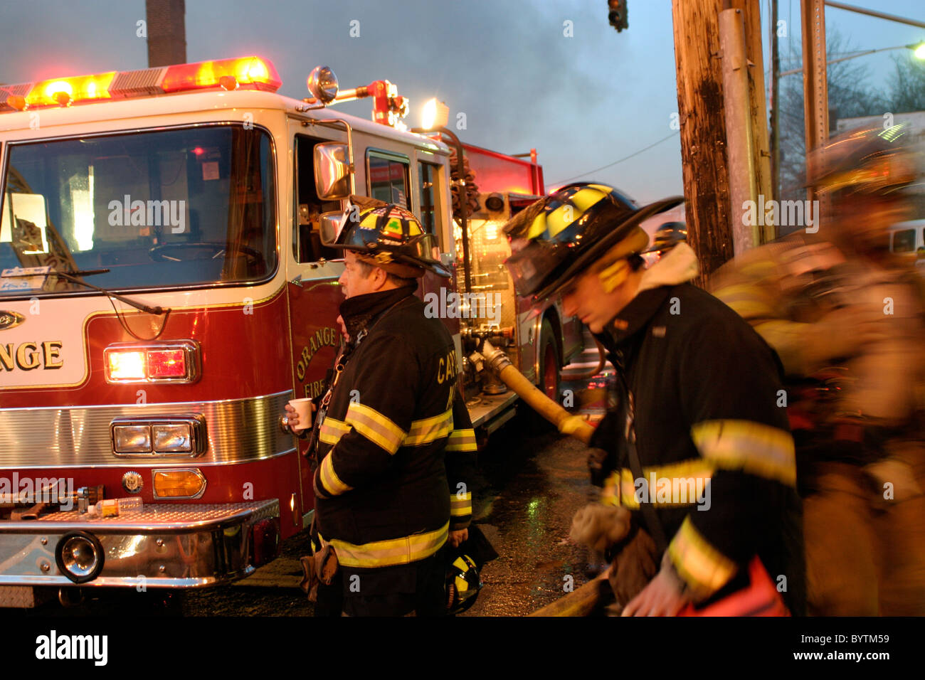 Les pompiers américains lors d'un grand feu avec un camion de pompiers ...