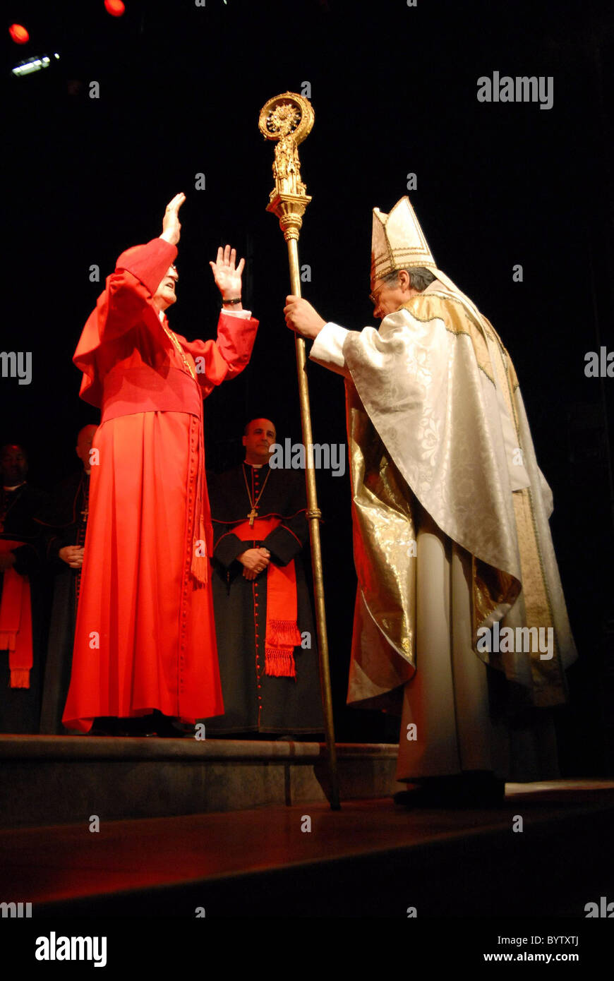 David suchet cardinal giovanni benelli Banque de photographies et d ...