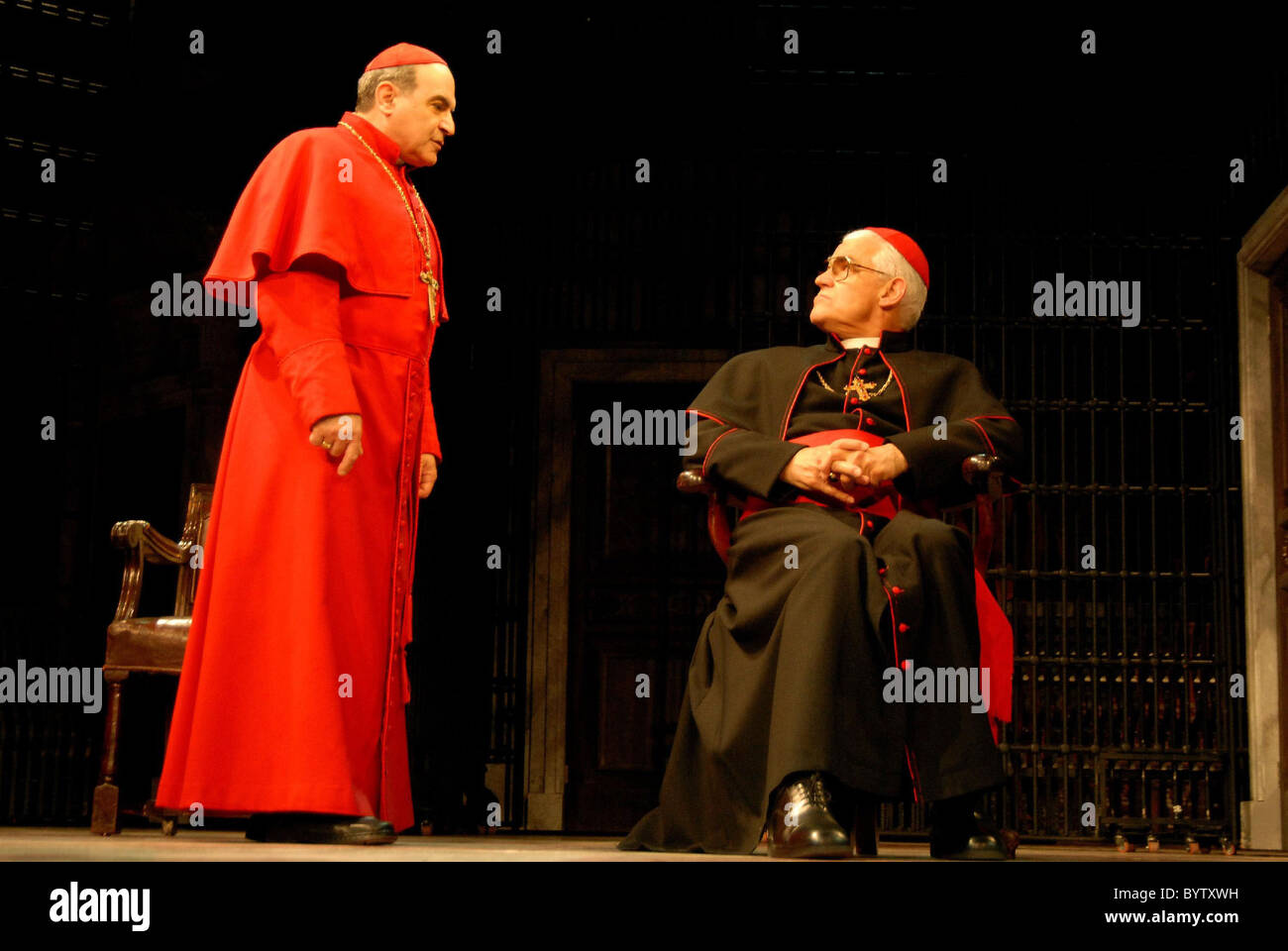 David suchet cardinal giovanni benelli Banque de photographies et d ...