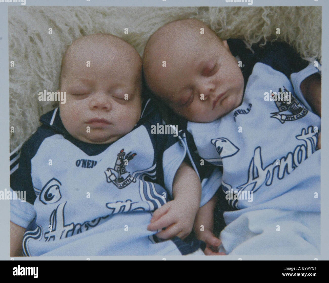 Photo des jumeaux dans le livre de prières au baptême de Nicky Byrne de ...