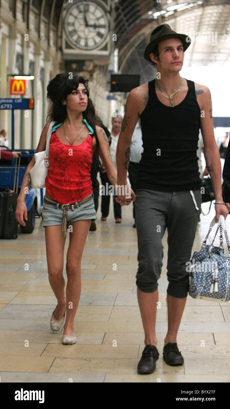 Amy Winehouse et son mari Blake Fielder Civil monter dans un train à la ...