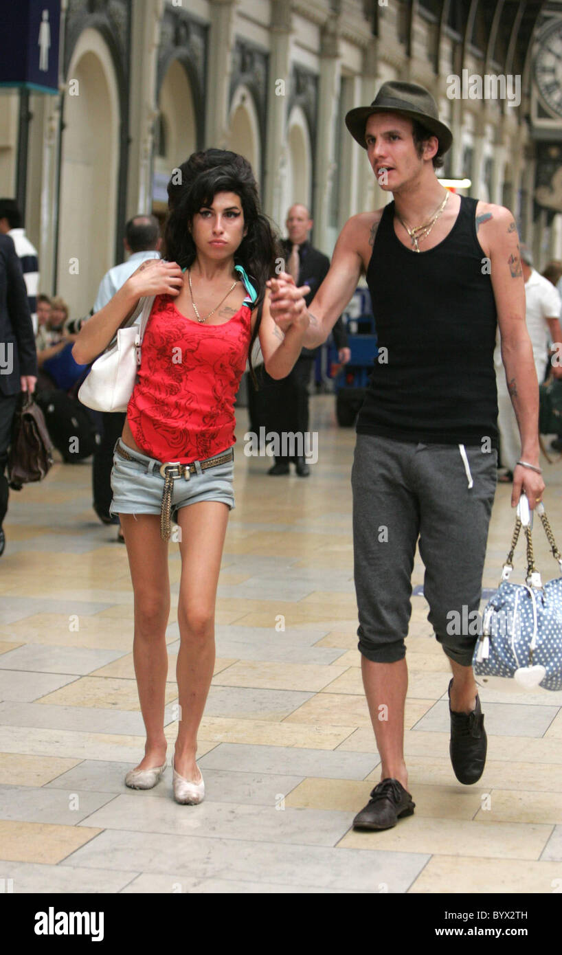 Amy Winehouse et son mari Blake Fielder Civil monter dans un train à la ...