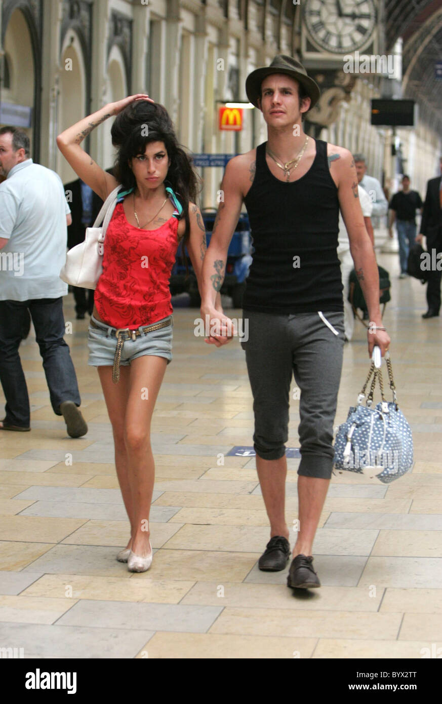 Amy Winehouse et son mari Blake Fielder Civil monter dans un train à la ... Amy Winehouse et son mari Blake Fielder Civil monter dans un train à la ...
