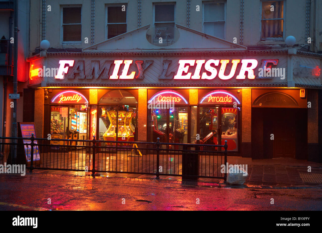 Broken sign Banque de photographies et d’images à haute résolution - Alamy