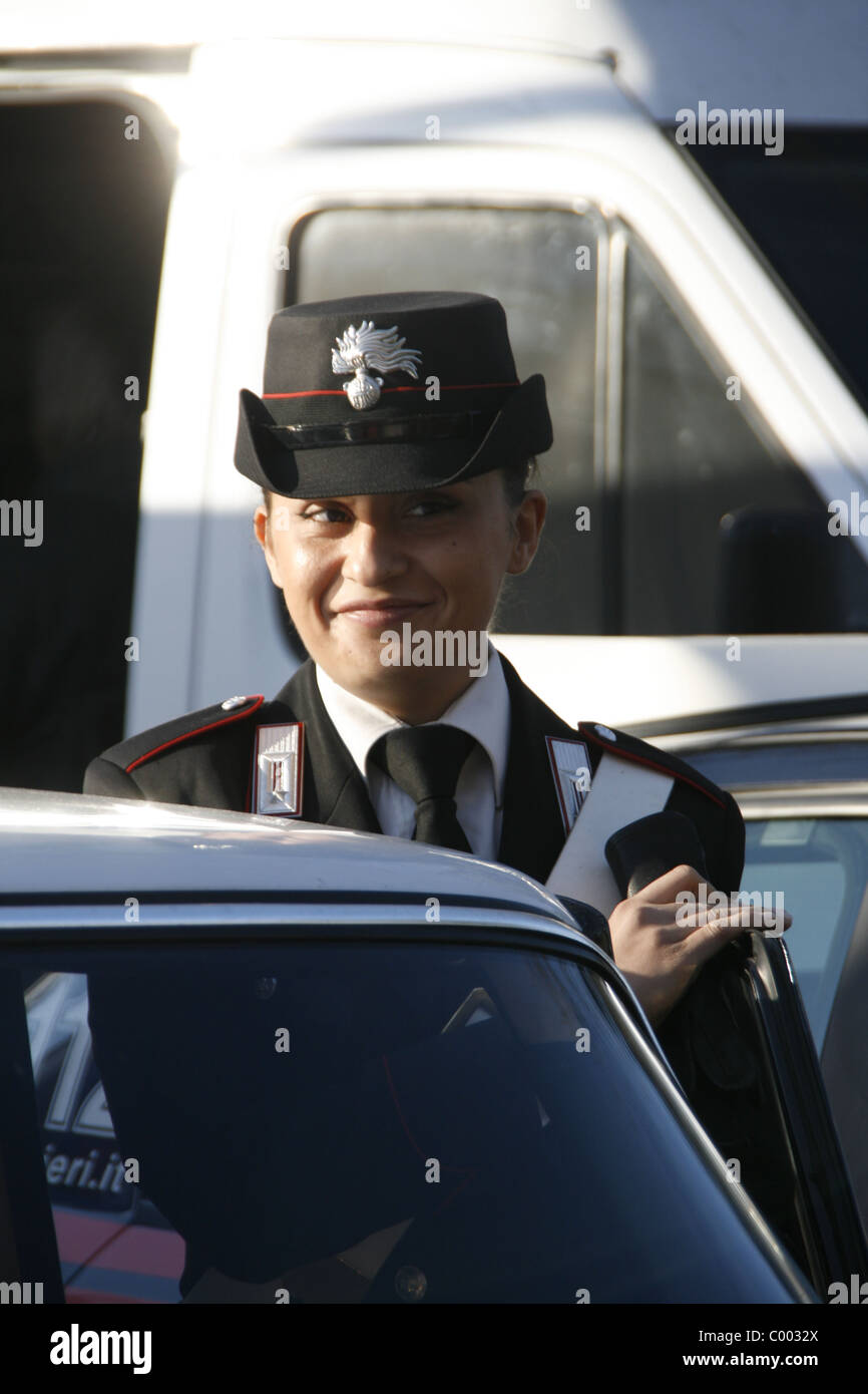 Carabinieri police in rome italy Banque de photographies et d’images à ...