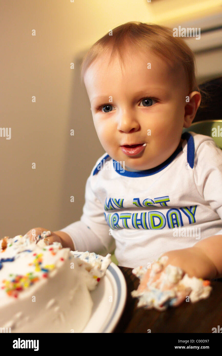 Joyeux anniversaire 1 ans garçon Banque de photographies et d’images à ...