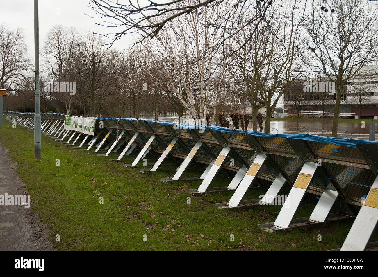 Barrières contre les inondations en position pour protéger contre d ...