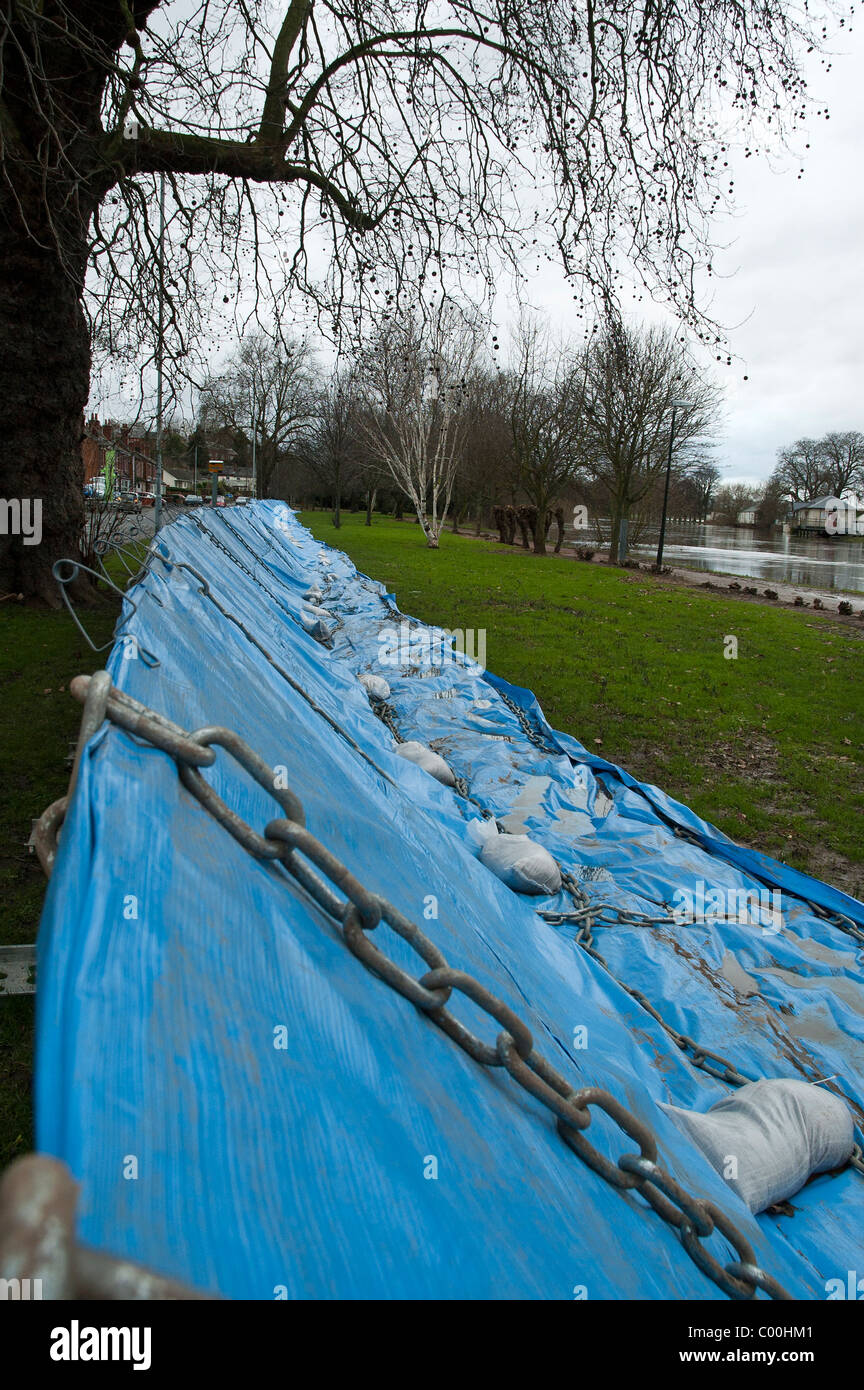 Barrières contre les inondations en position pour protéger contre d ...