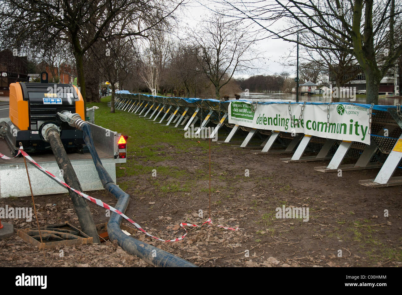 Barrières contre les inondations en position pour protéger contre d ...