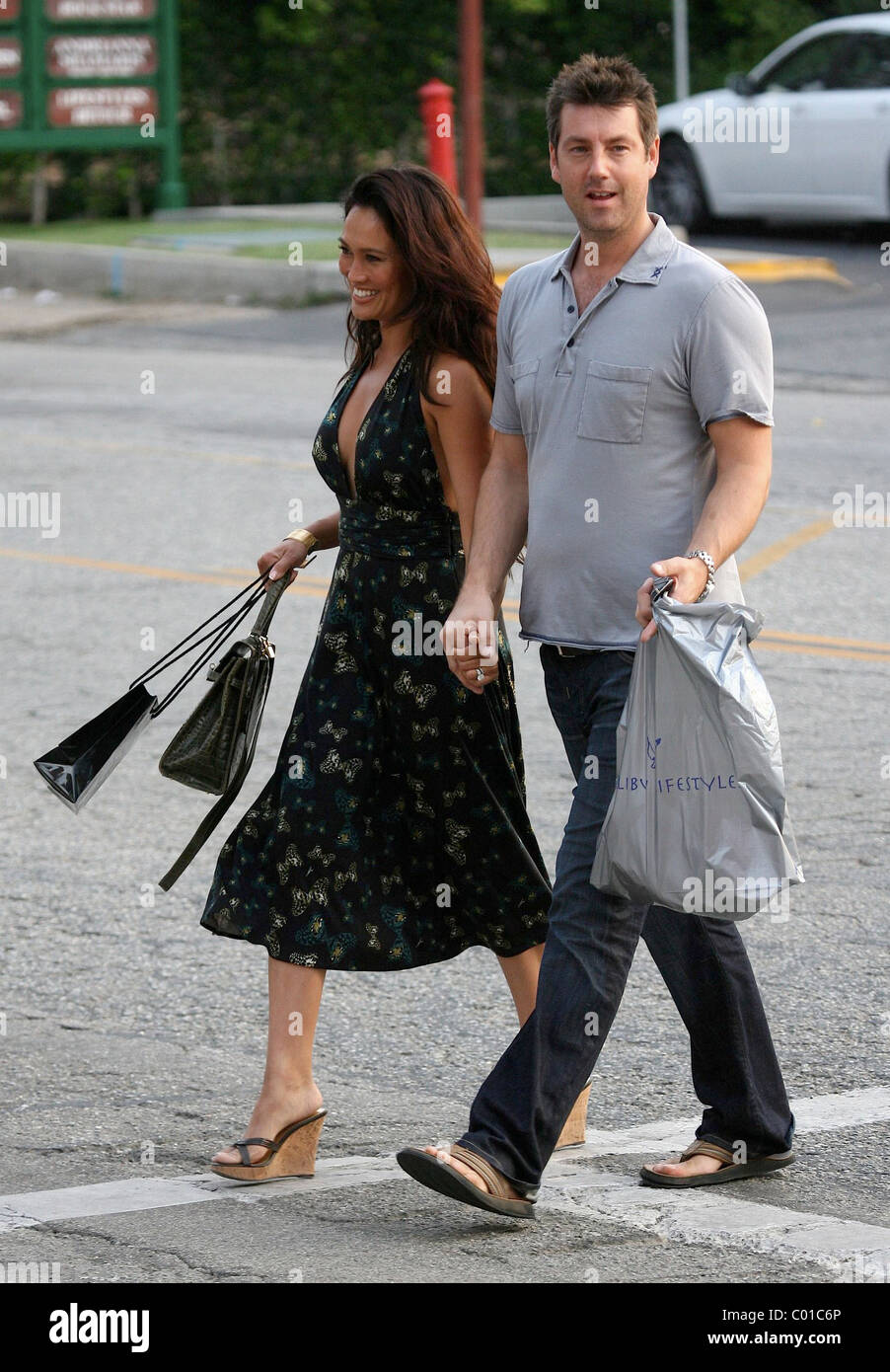 L'actrice Tia Carrere et mari Simon Wakelin quitter Malibu Beach après ...