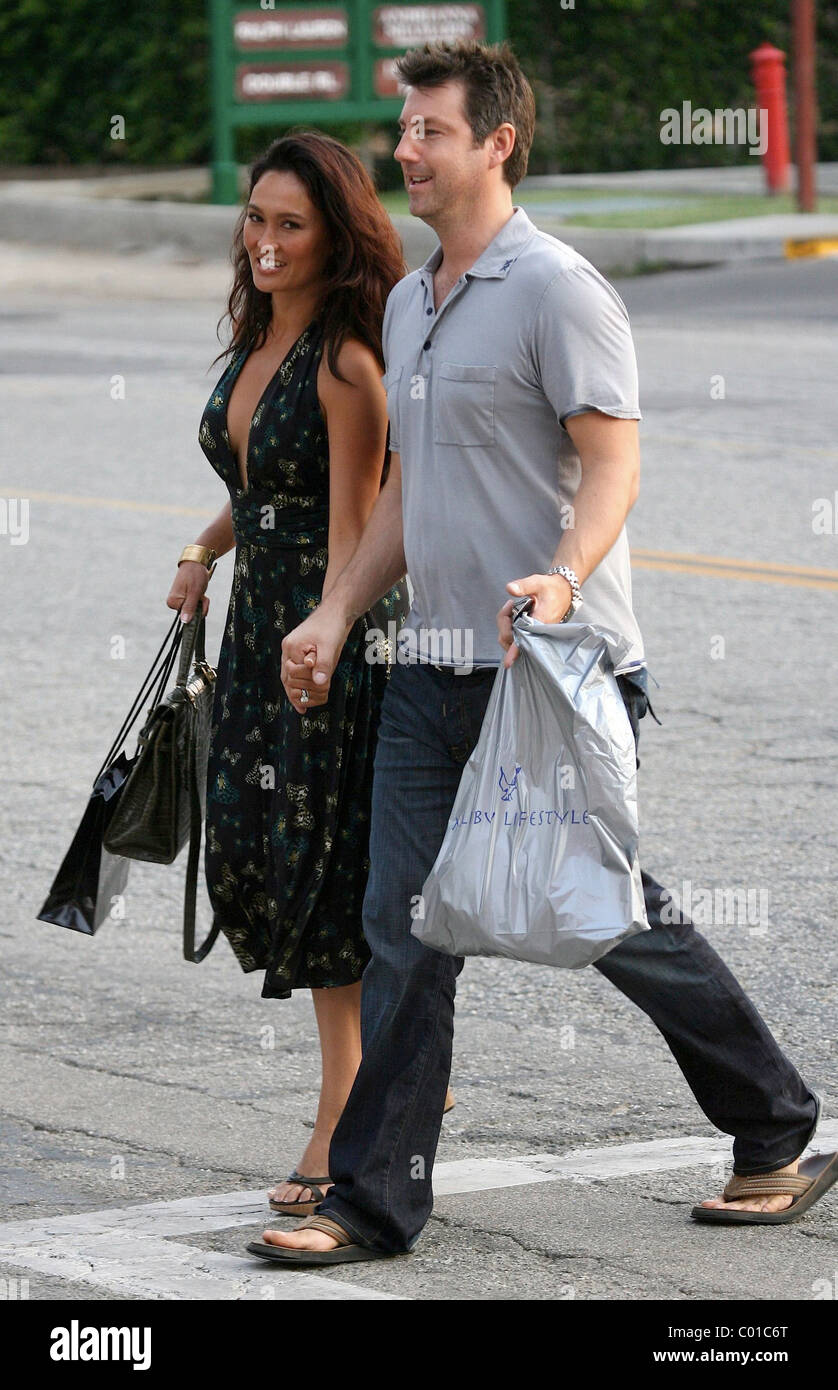 L'actrice Tia Carrere et mari Simon Wakelin quitter Malibu Beach après ...