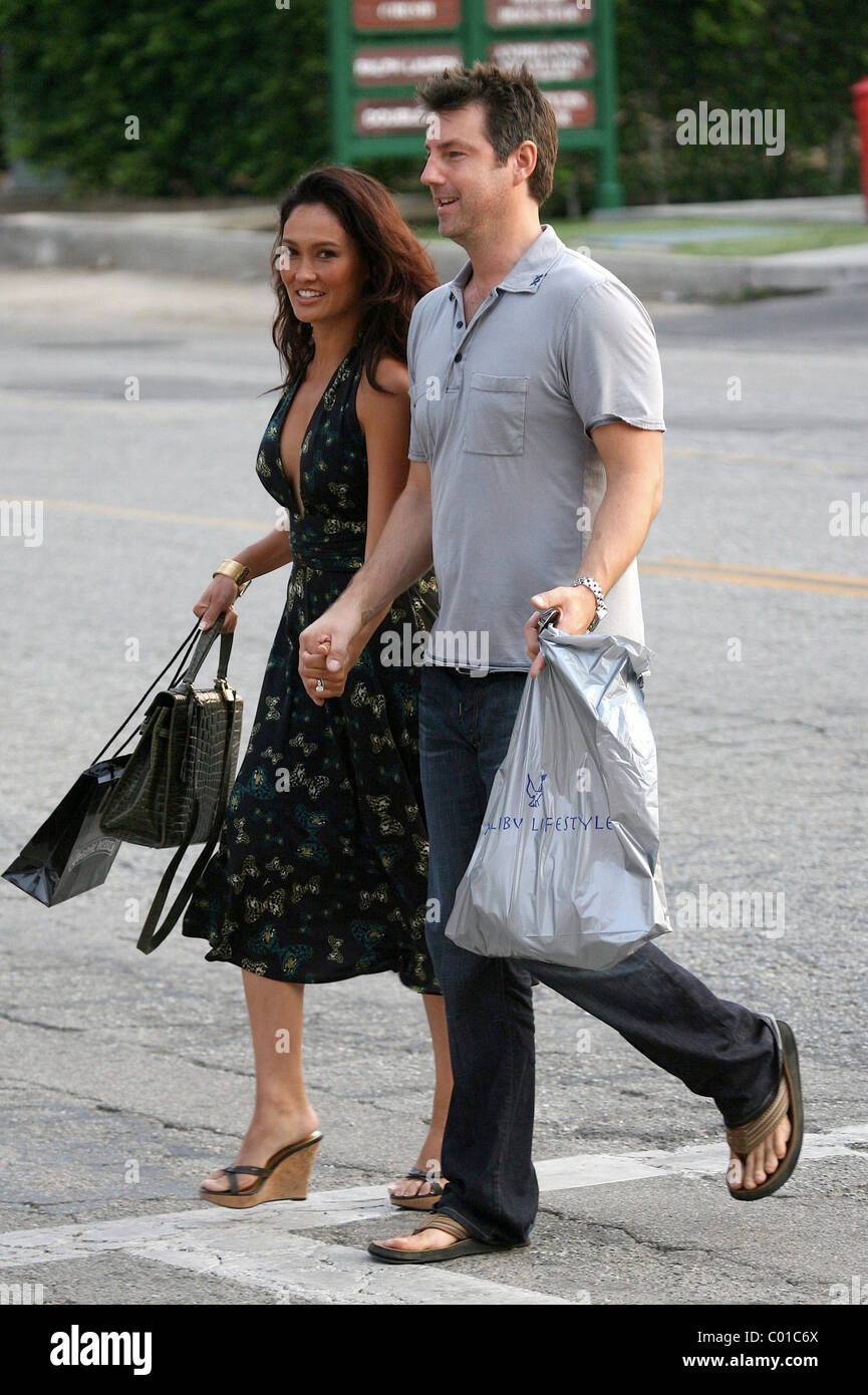 L'actrice Tia Carrere et mari Simon Wakelin quitter Malibu Beach après ...