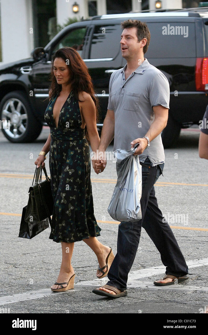 L'actrice Tia Carrere et mari Simon Wakelin quitter Malibu Beach après ...