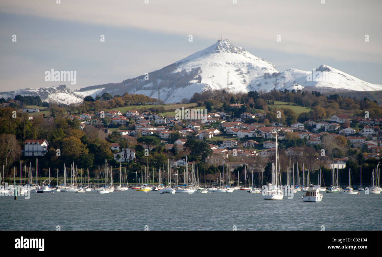 La Rhune (Larrun) montagne dans le pays Basque, avec la ville d'Hendaye ...