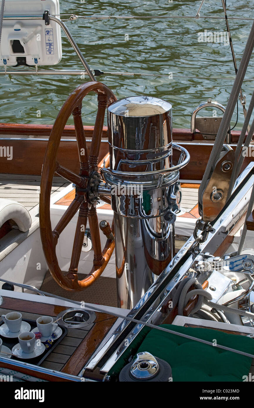 Diriger un bateau Banque de photographies et d’images à haute résolution - Alamy