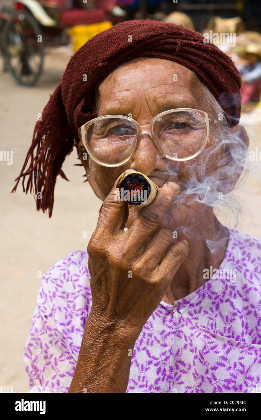 Cigar old woman smoking smoke grandmother Banque de photographies et d ...