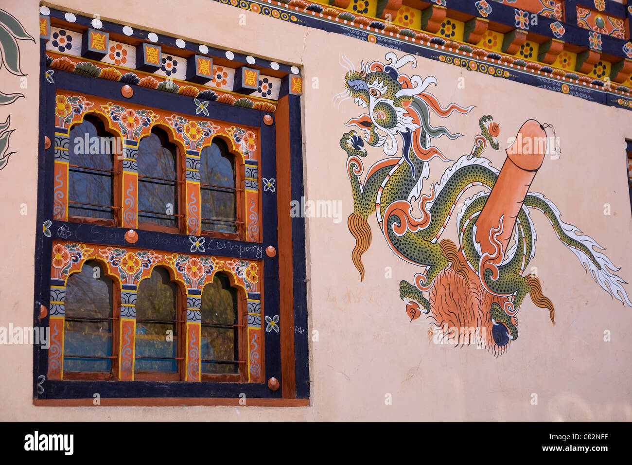 Peinture murale sur une façade, symbole phallique sur la porte pour ...