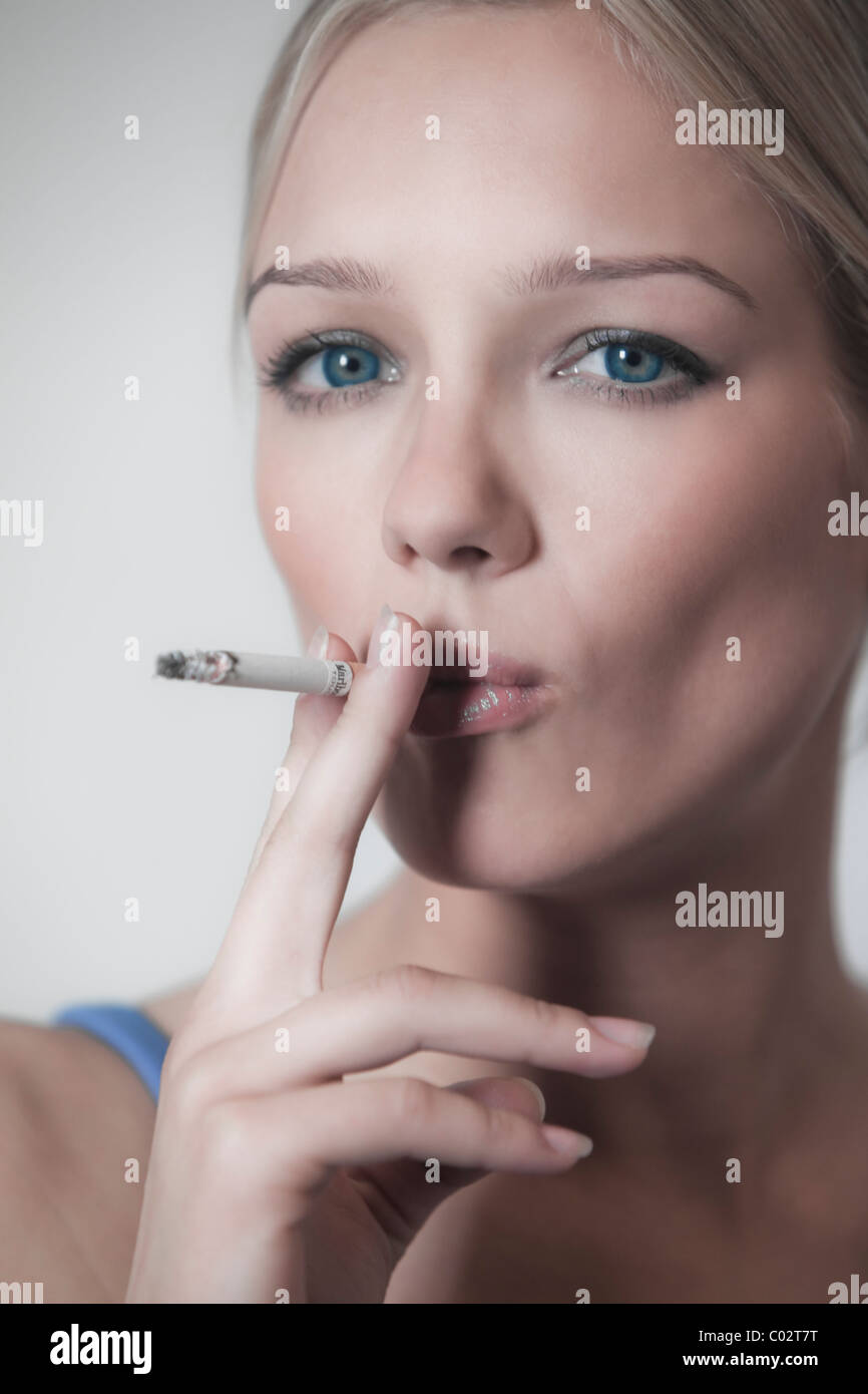 Woman smoking a cigarette Banque de photographies et d’images à haute ...