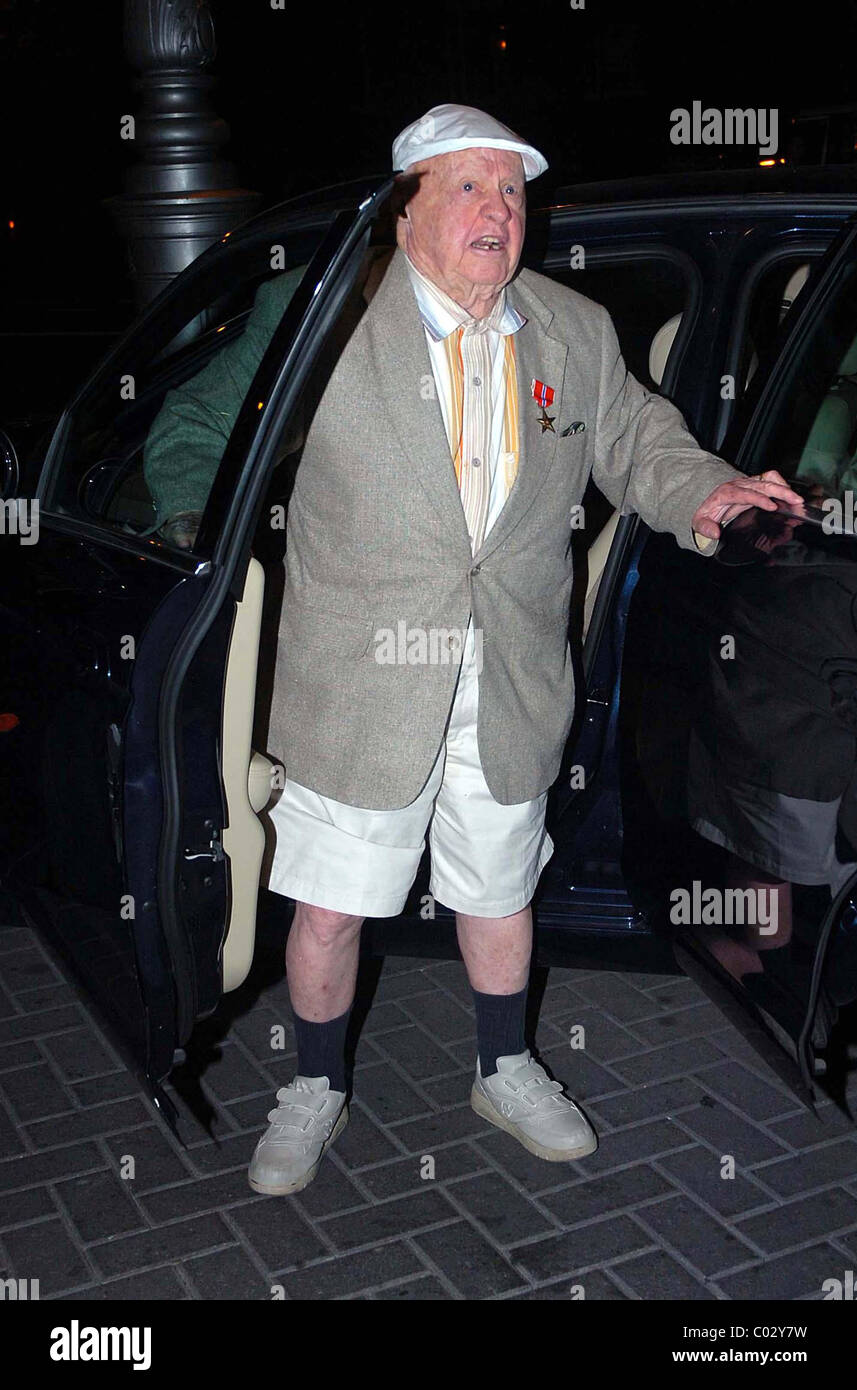 L'acteur hollywoodien vétéran Mickey Rooney arrive retour à l'hôtel ...