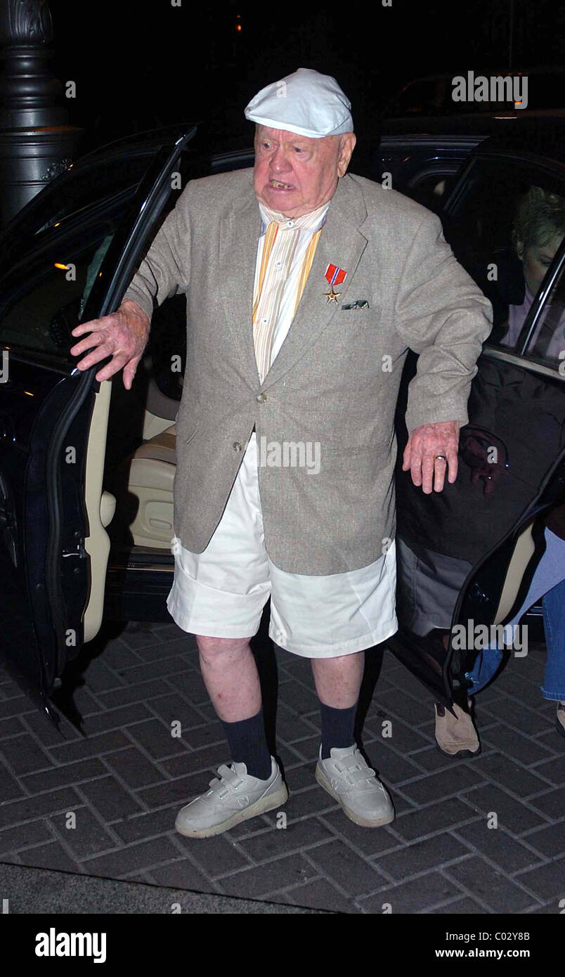 L'acteur hollywoodien vétéran Mickey Rooney arrive retour à l'hôtel ...