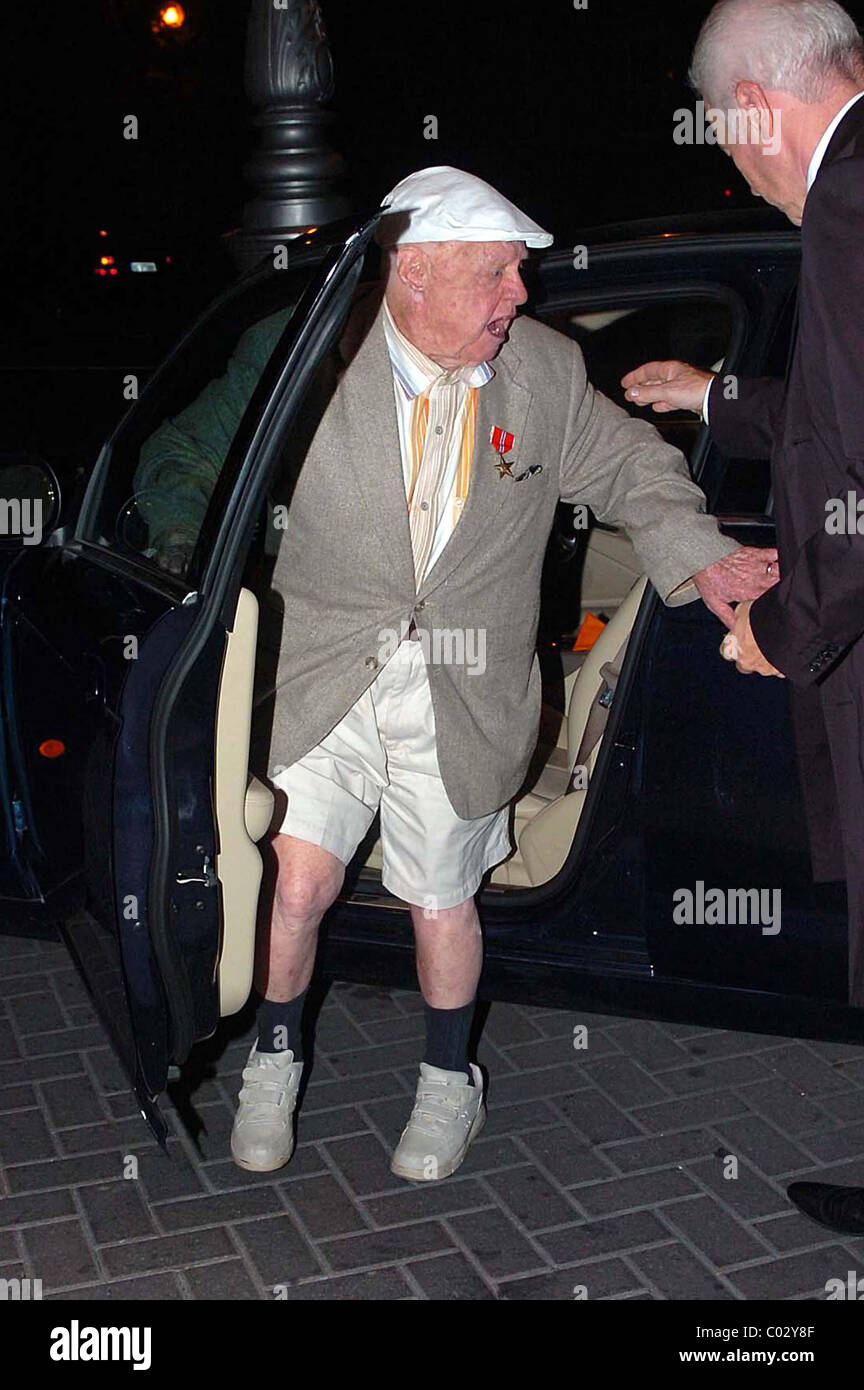 L'acteur hollywoodien vétéran Mickey Rooney arrive retour à l'hôtel ...