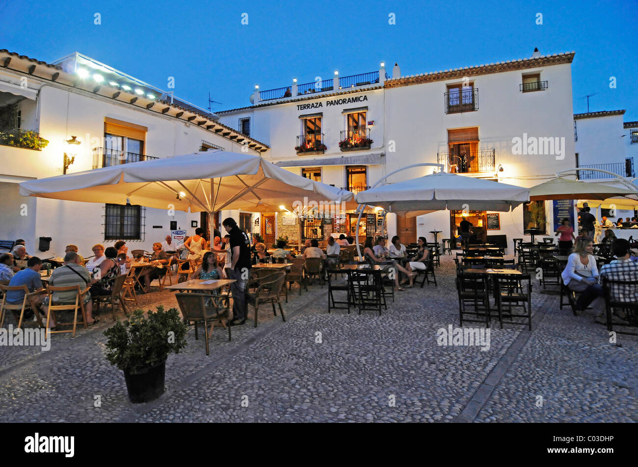 Sidewalk cafe, restaurant, centre historique de la ville le soir, Altea ...