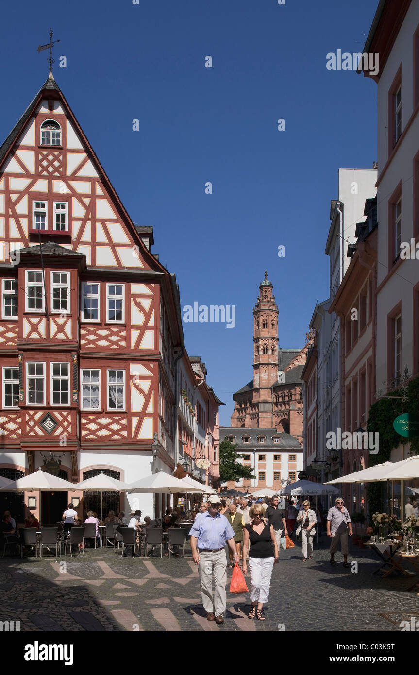 Vue sur Cathédrale de Mayence le long de maisons à colombages restaurée ...