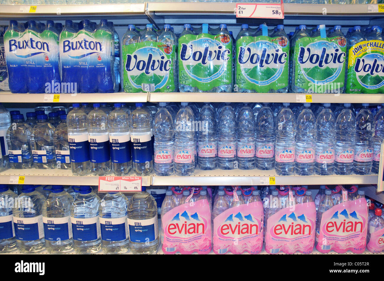 Bottled Water Supermarket Shelf Banque De Photographies Et D images bottled-water-supermarket-shelf-banque-de-photographies-et-d-images