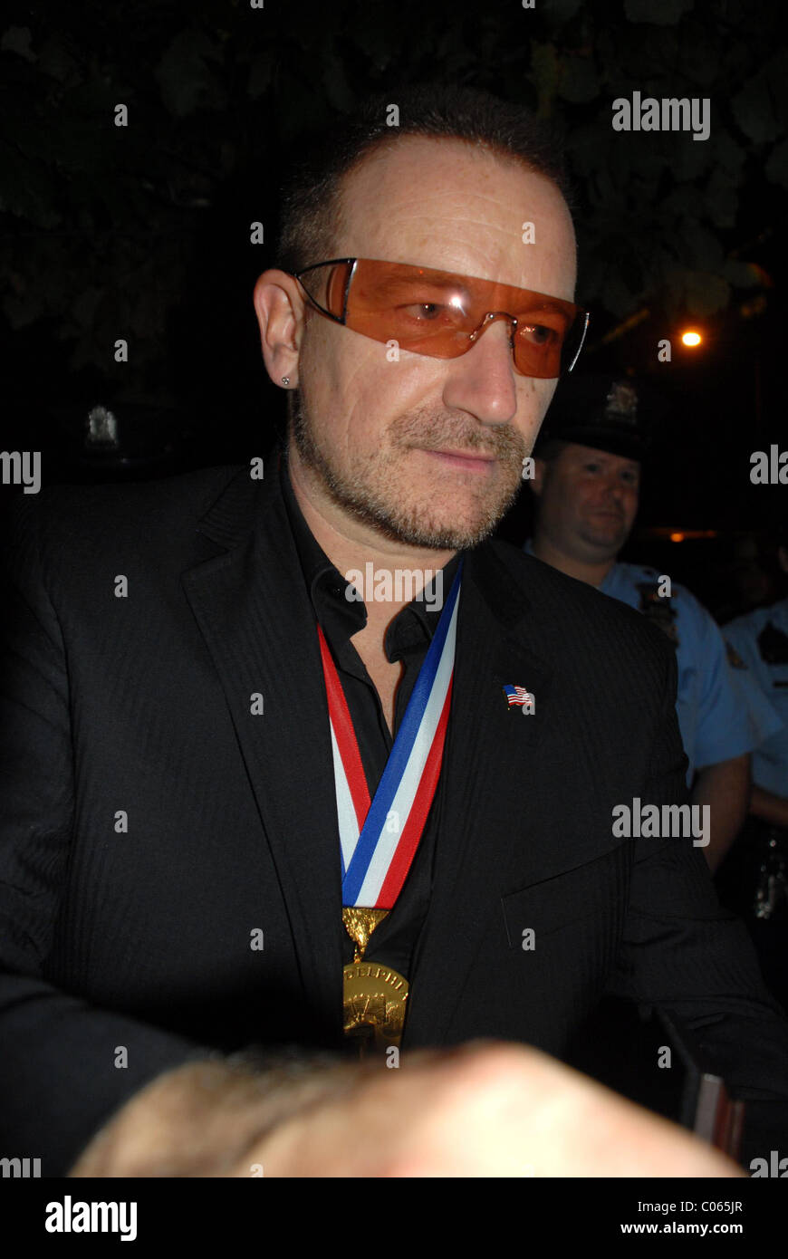 Bono, signe des autographes pour les fans qu'il laisse le Constitution ...